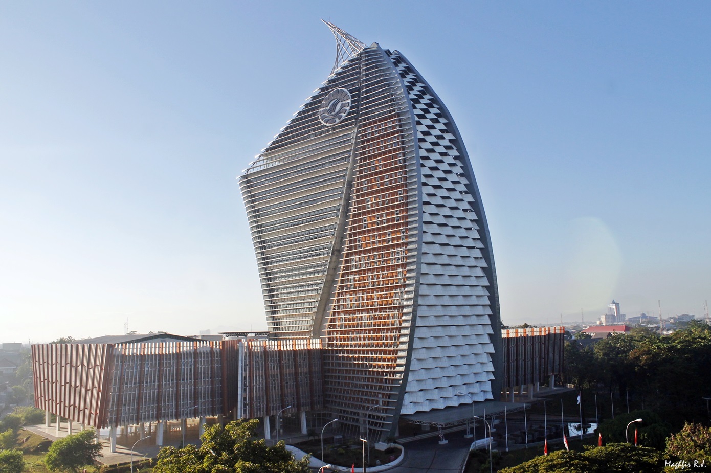 NGARSITEKTUR TUR: Menara Phinisi Universitas Negeri Makasar (GPPA)