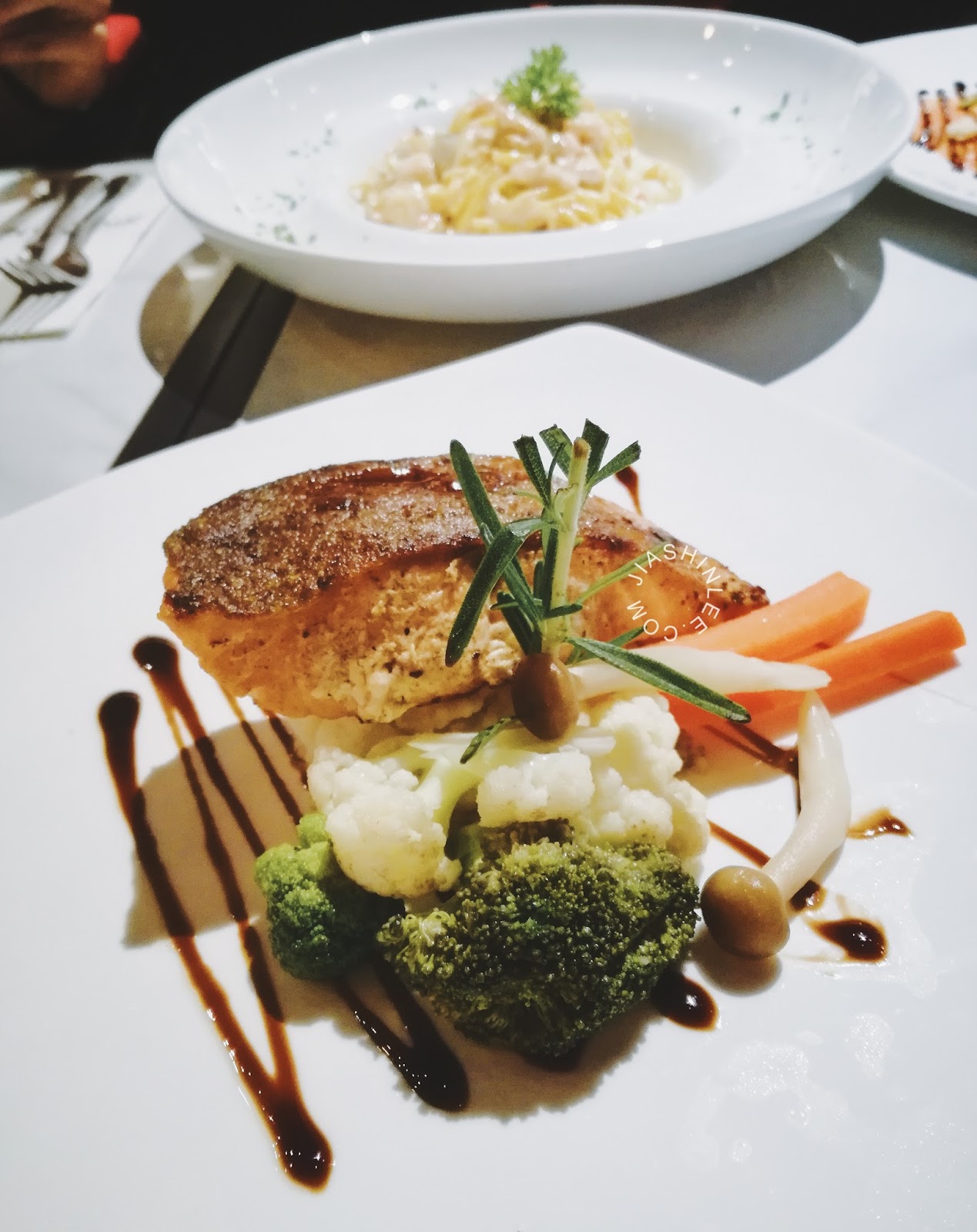 Cheesy Cheese Wheel Pasta at Nicsmann 1940s By Lewré The Starling - Jia ...