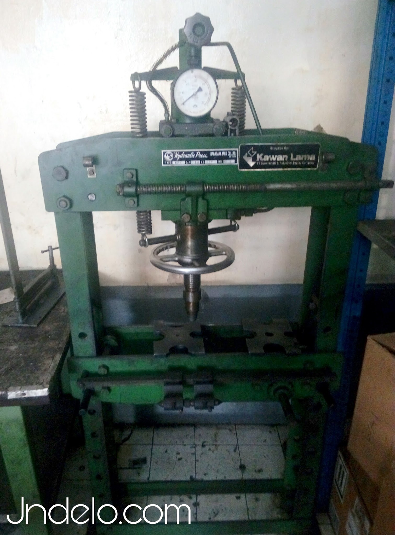 Penggunaan alat press manual dengan benar dan aman