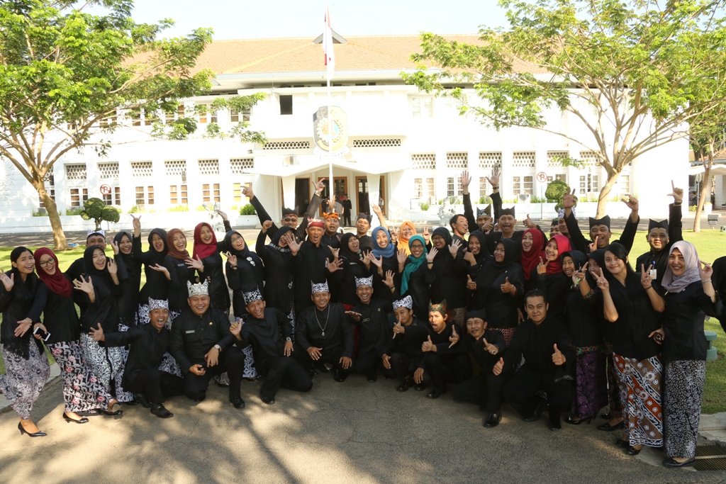 KEREN, BAJU ADAT SUKU OSING JADI PAKAIAN DINAS BANYUWANGI