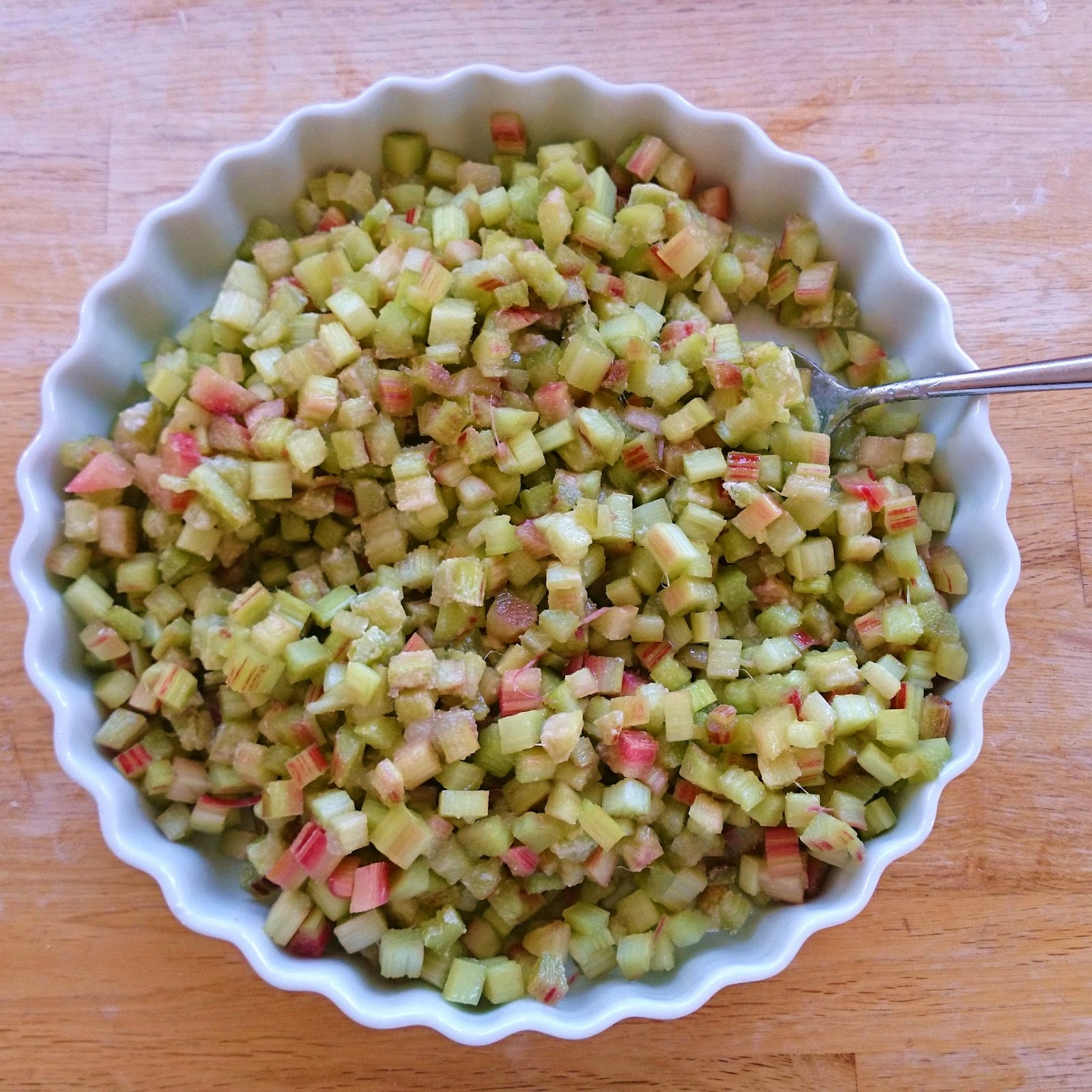 Alle Gode Ting: Smuldrepai - Rabarbra eller epler med rømmekrem