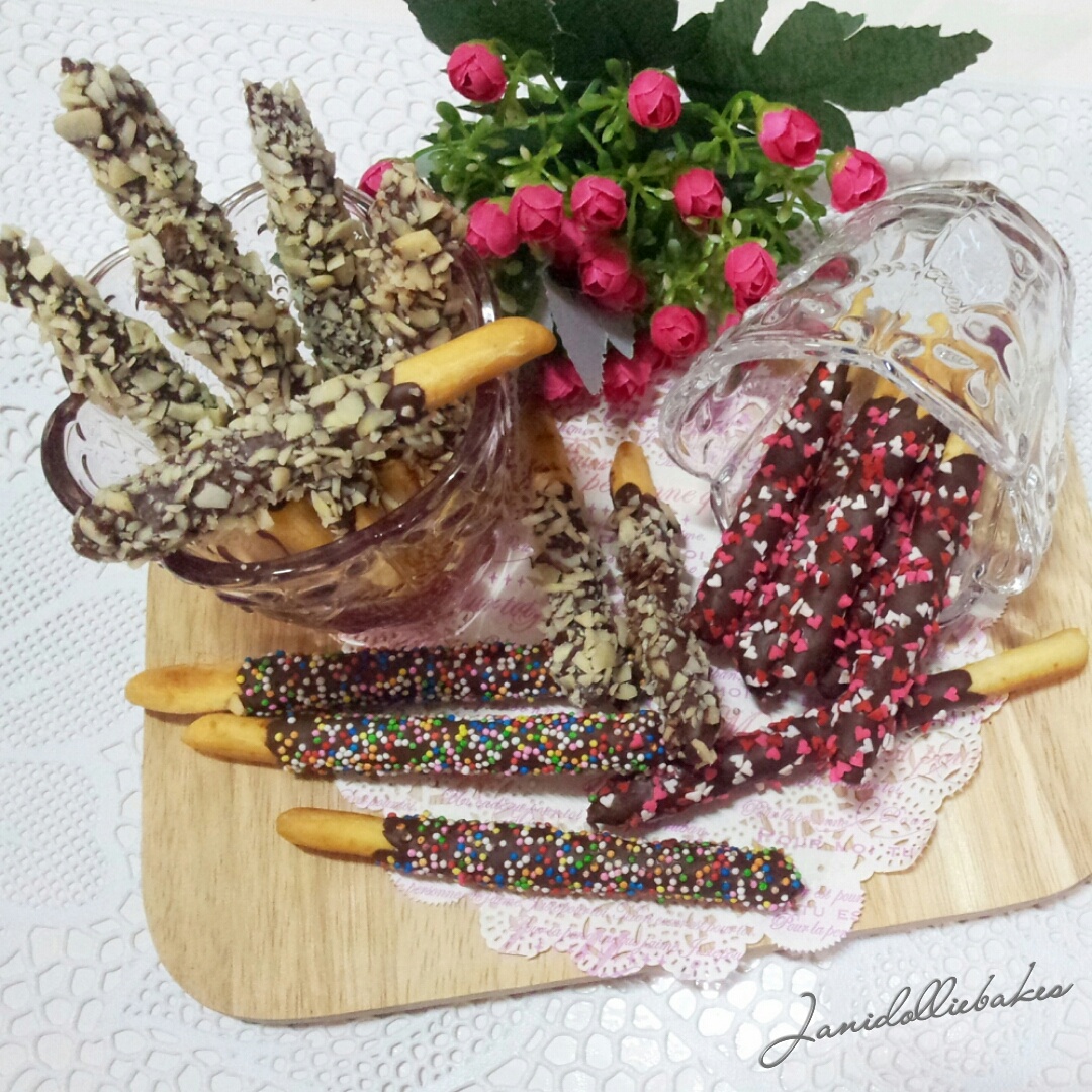 Dolliesweetbakes: Chocolate Covered Biscuit Sticks