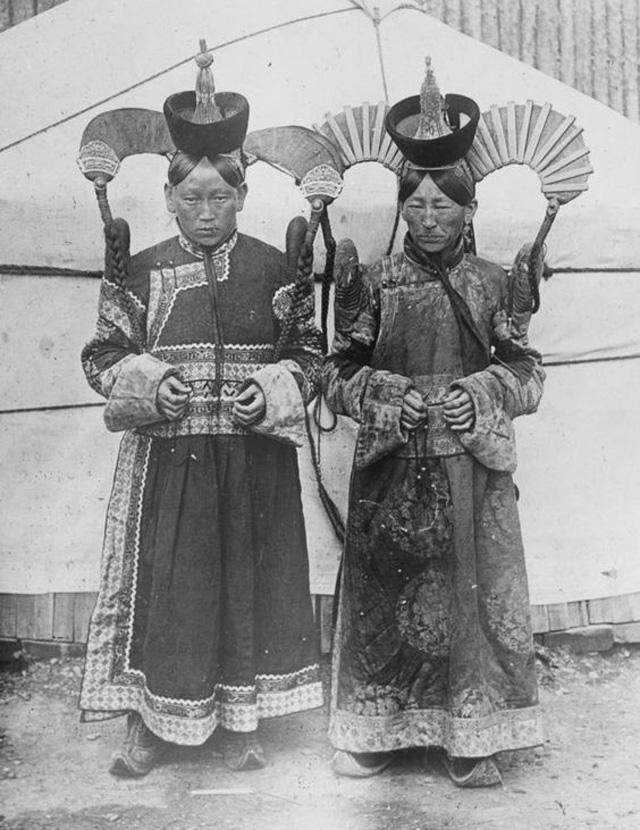 23 Amazing Vintage Portrait Photos of Khalkha Women in Their Mongolian ...