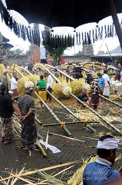 BALI: Lamak, Simbol Pijakan Menuju Kesejatian