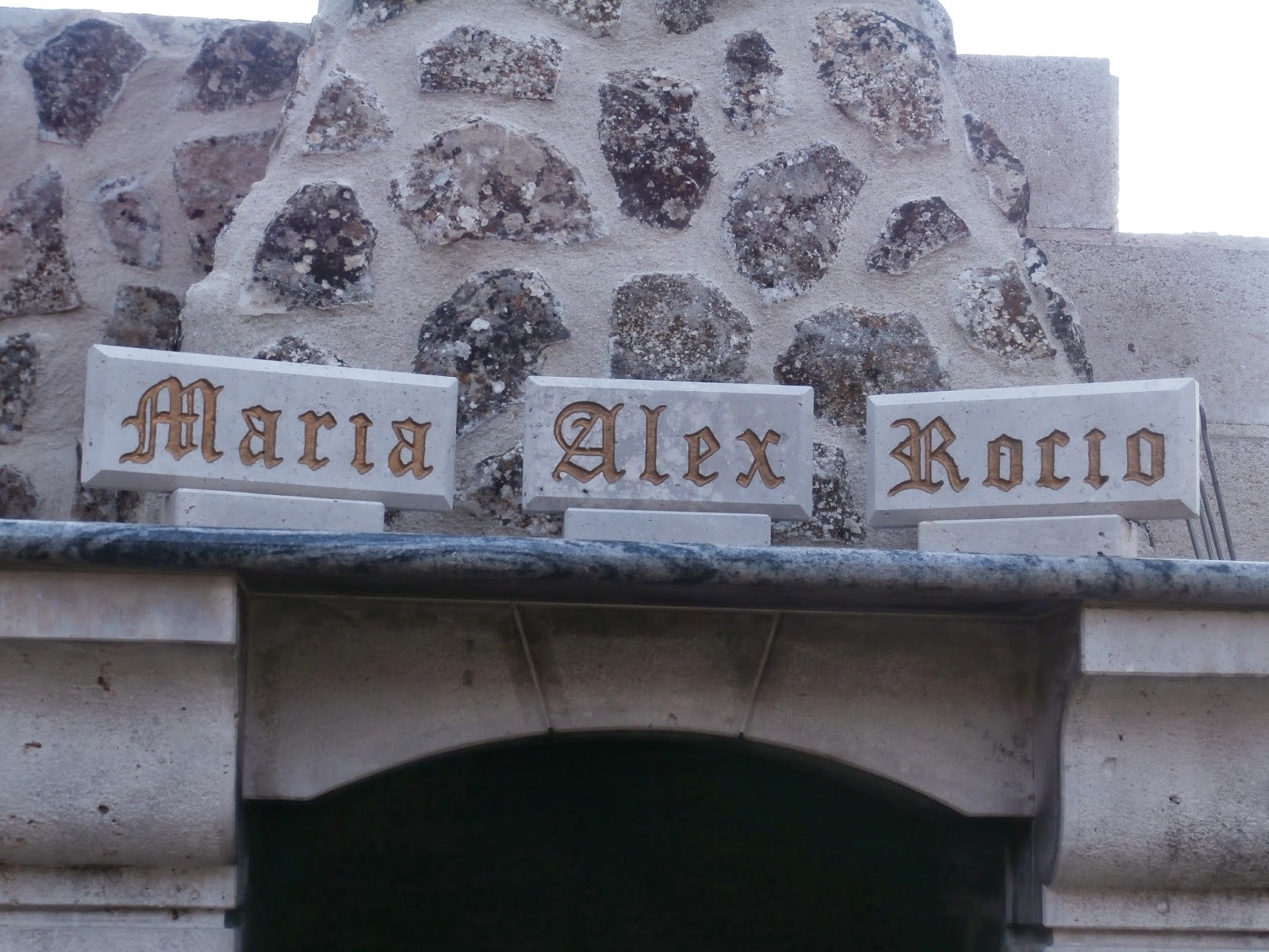Piedras Alejandro Arranz: NOMBRES GRABADOS EN PIEDRA NATURAL