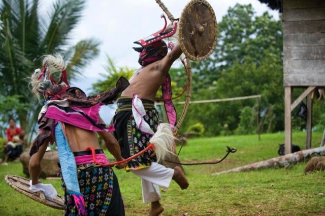Pengertian Tari Caci dari Flores NTT | Macam-Macam Tarian di Indonesia