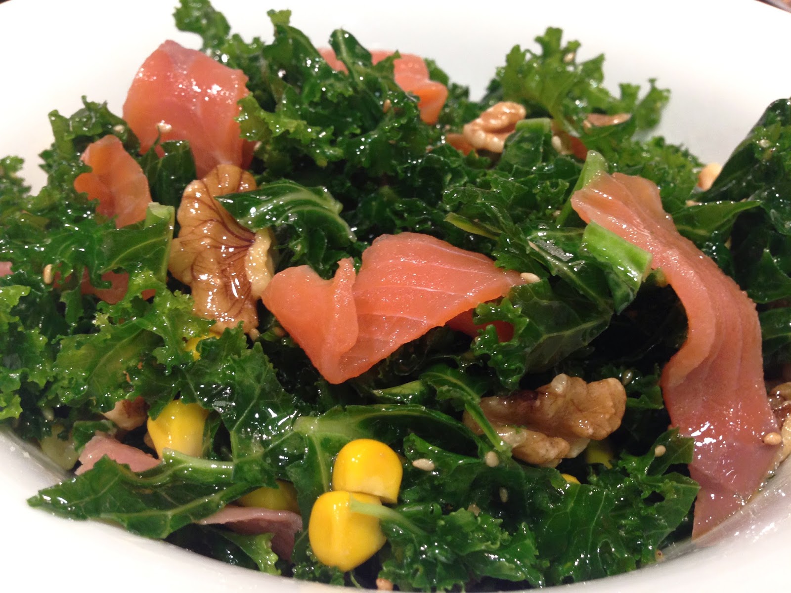 ENSALADA DE COL KALE CON SALMÓN Y NUECES / CUCHARA, CUCHILLO, TENEDOR