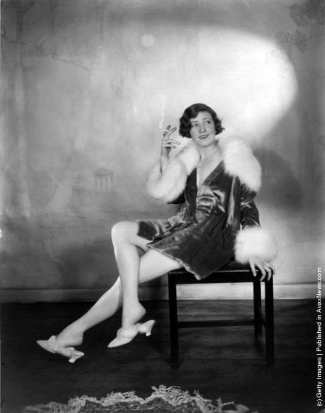 20 Black and White Portraits of Women with Cigarettes From the 1920s ...
