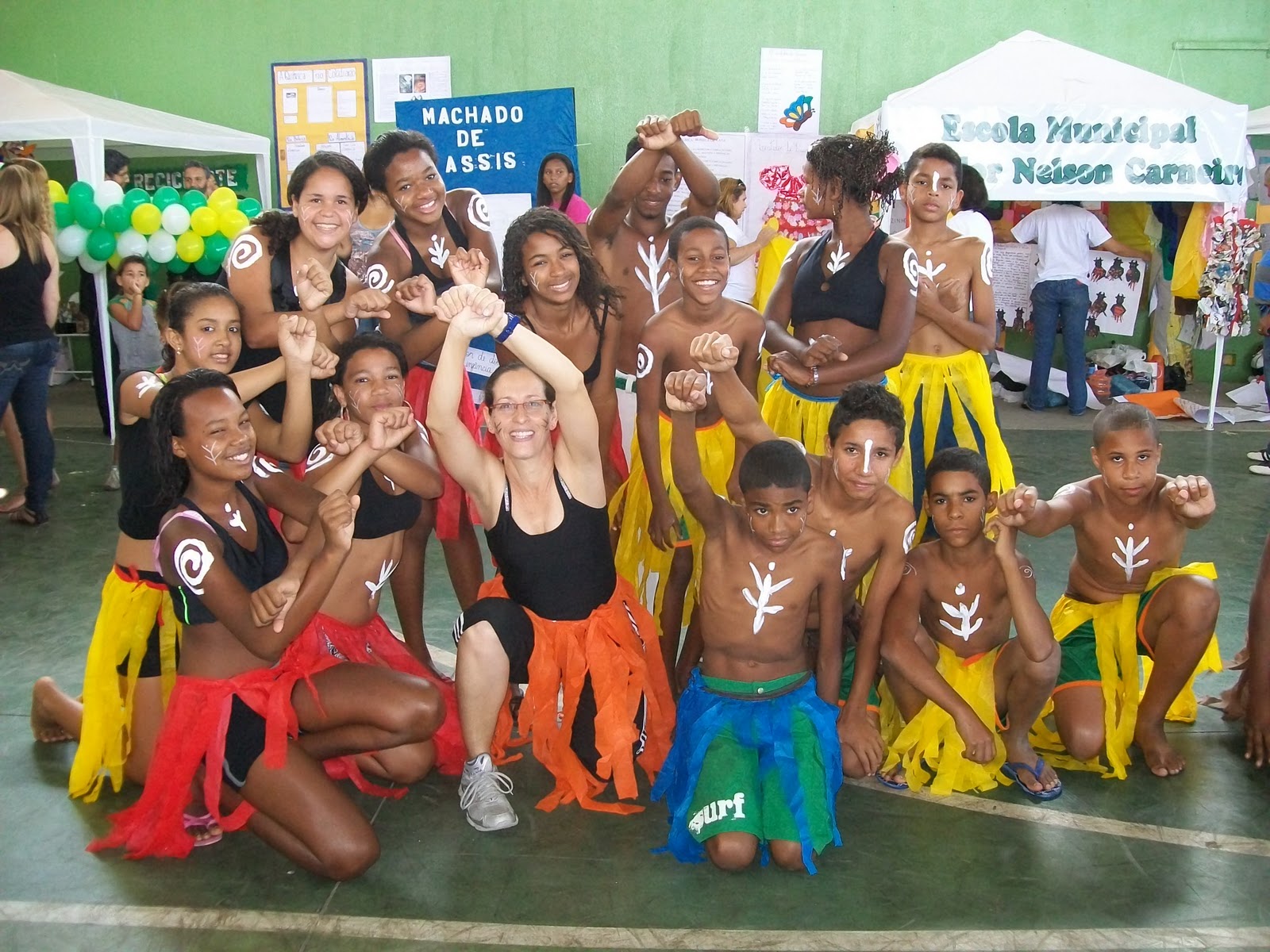 *ESCOLA LUGAR DE SER FELIZ*: *Mostra Pedagógica e Dança do Maculelê*