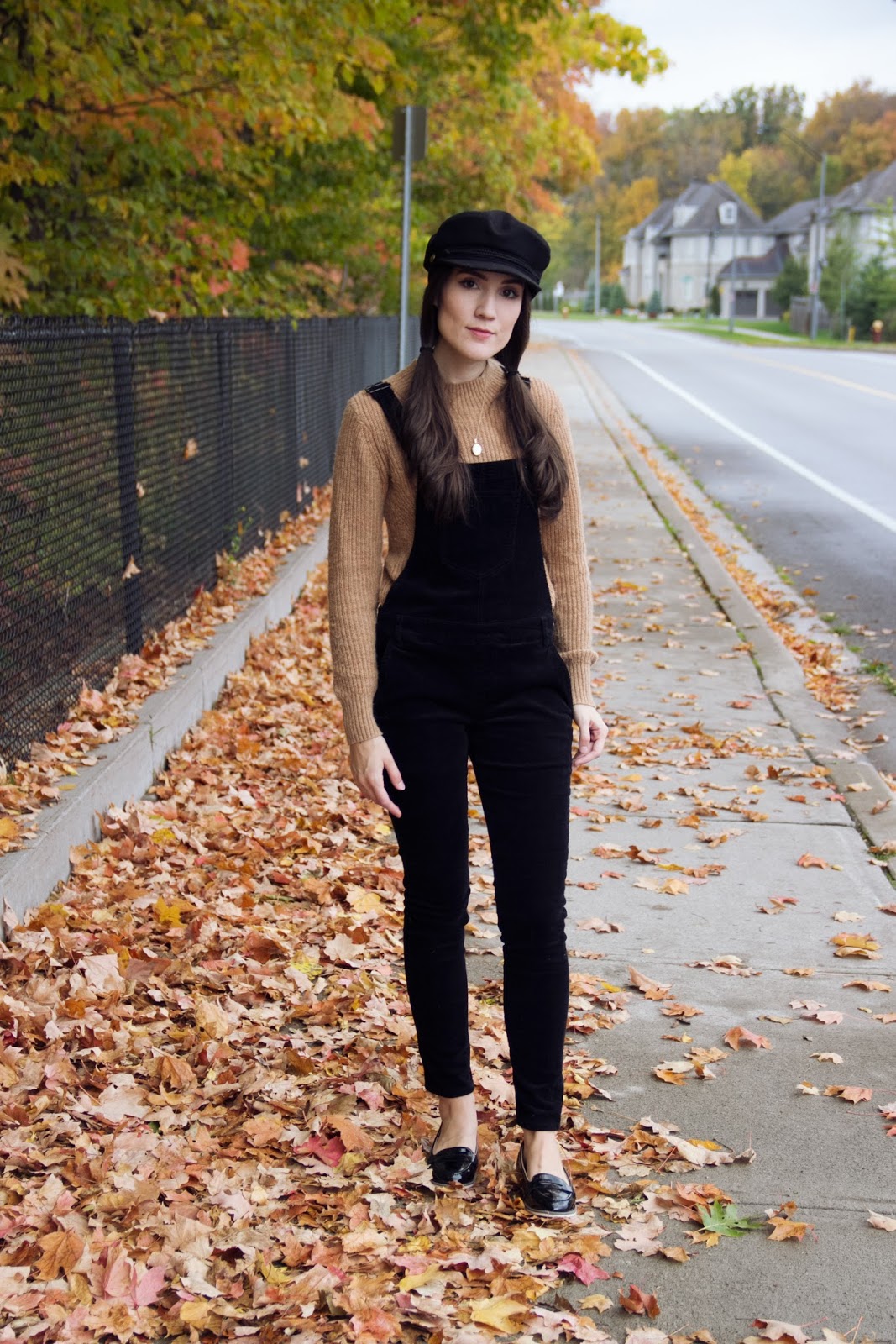 Leaves and overalls | Carolina Pinglo