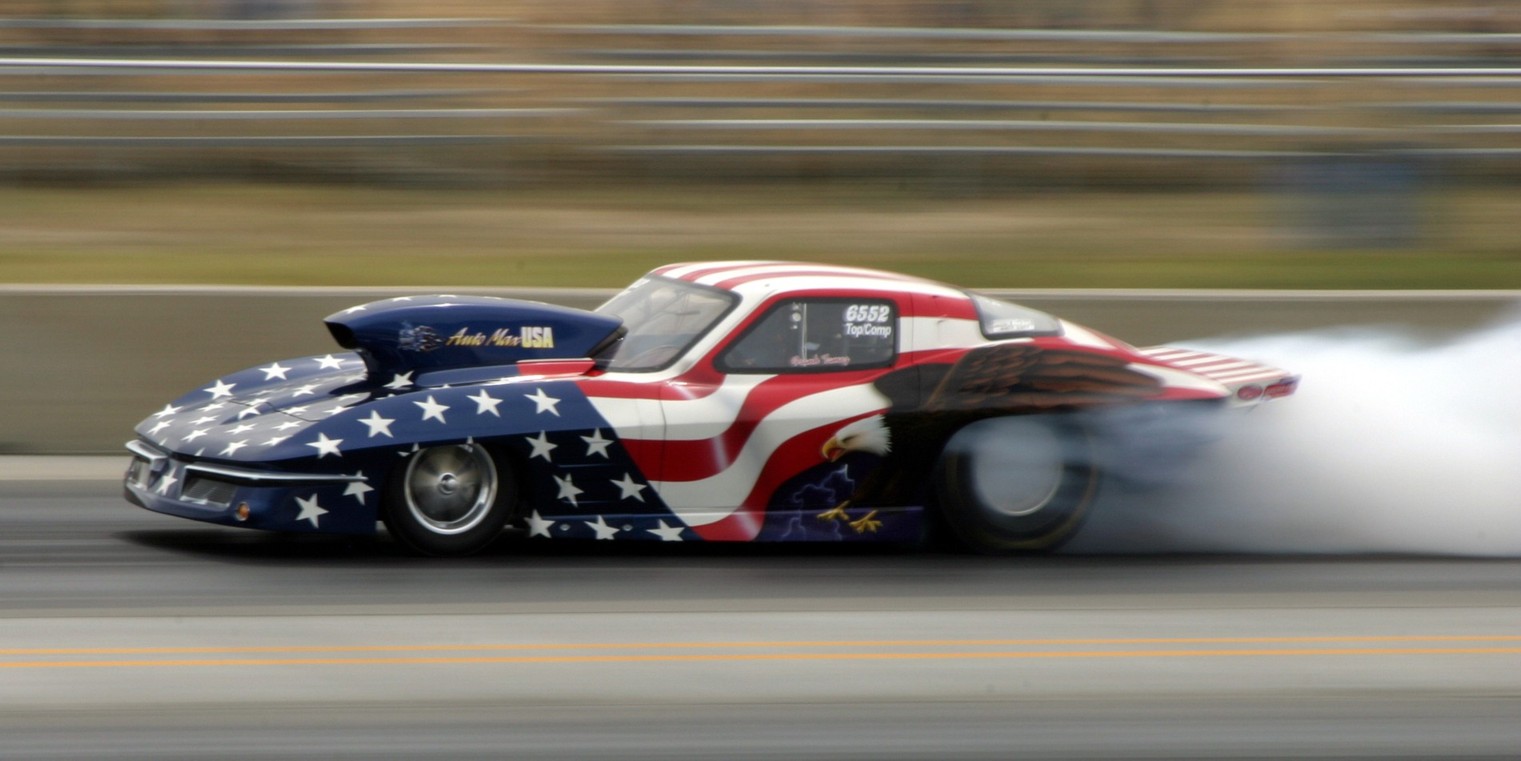 nattis: kule biler og en moped