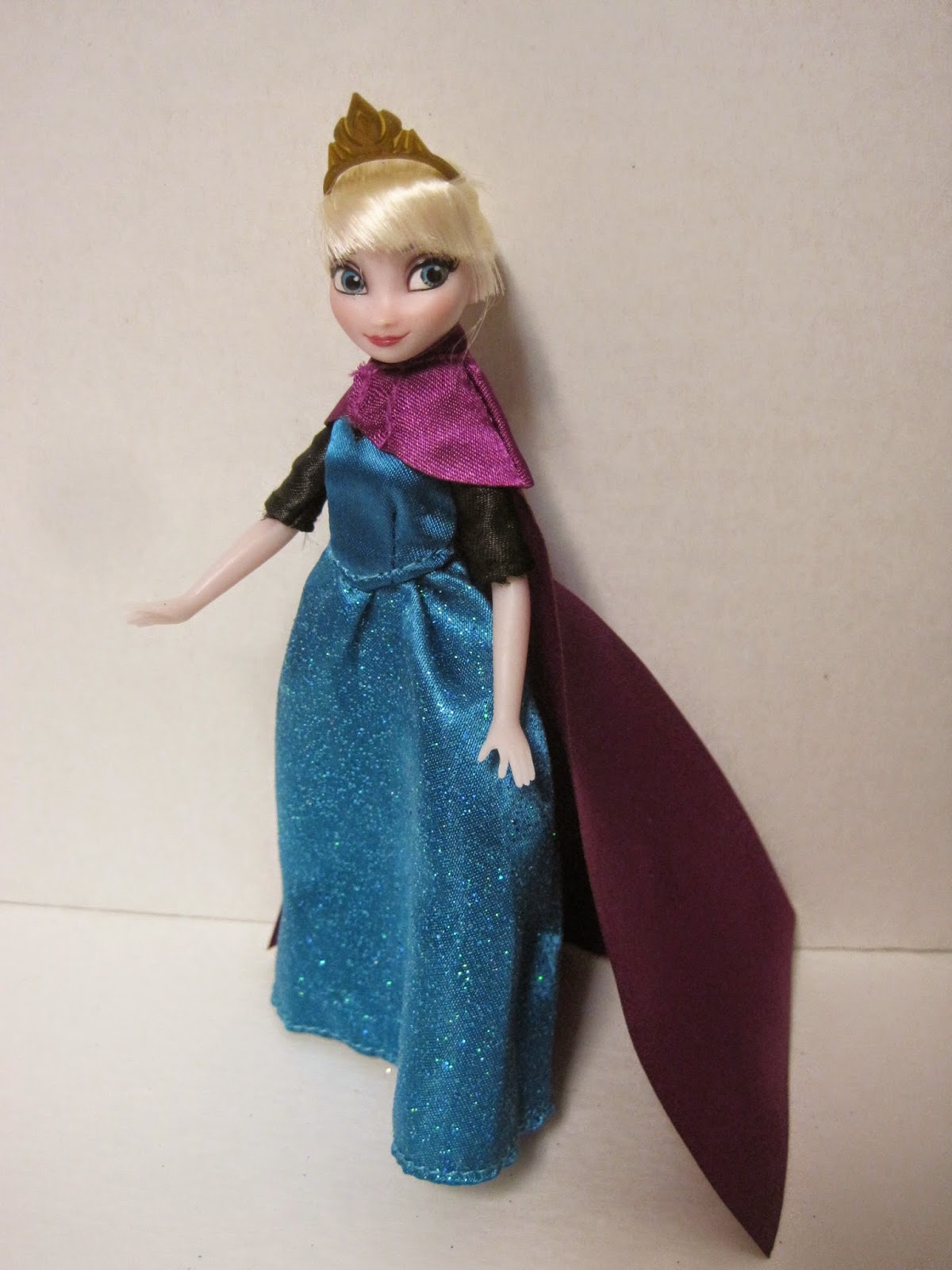Never Grow Up: A Mom's Guide to Dolls and More: Frozen Mini Doll Set Review