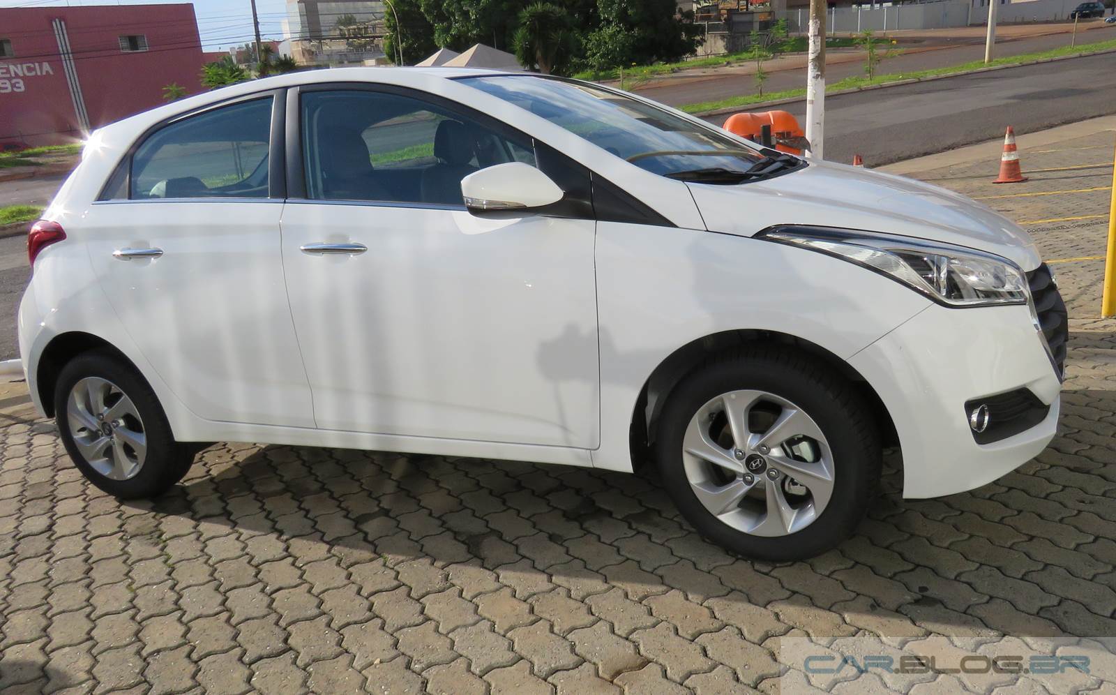 Hyundai HB20 2016 Branco com interior marrom - fotos
