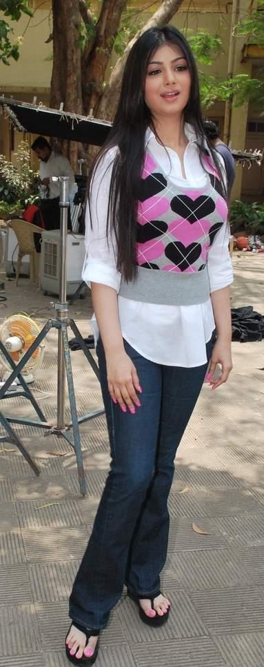 Wallpape: AYESHA TAKIA ! SMILING IN BULE DRESS ! SWEET LOKKING