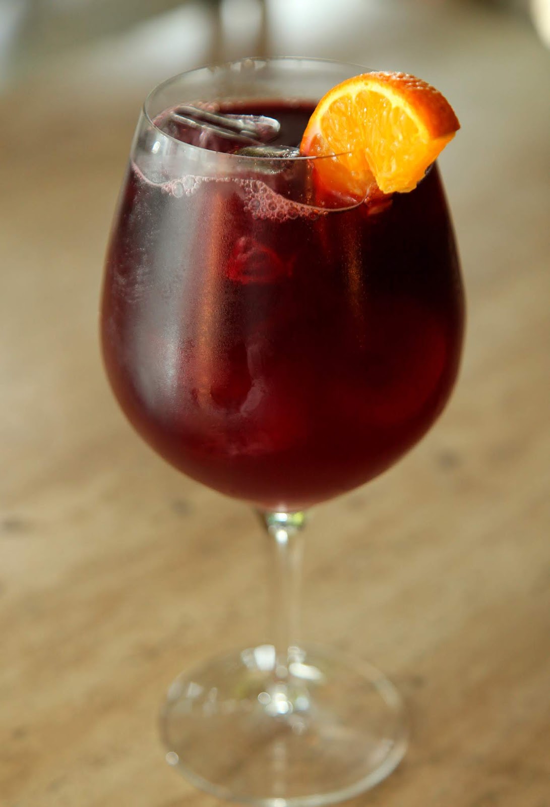 Bebida fría de vino tinto con naranja