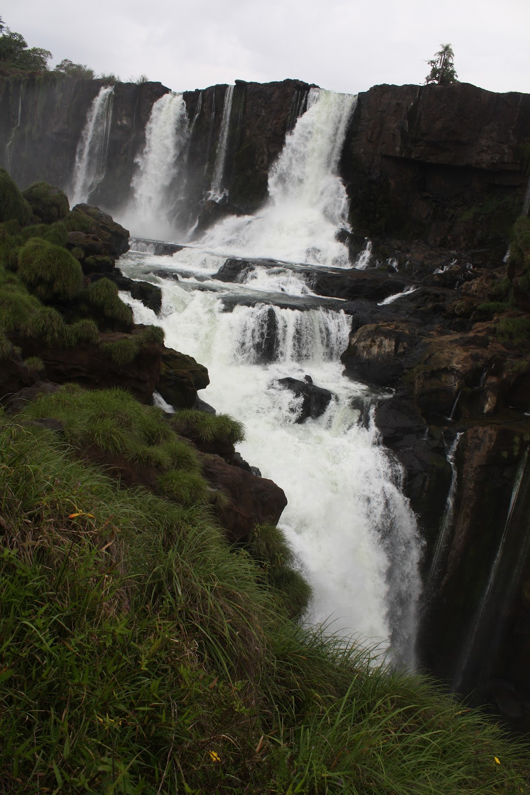 Paul Alan Levy's Blog: Iguazu Falls: Bigger than Niagara.... sometimes