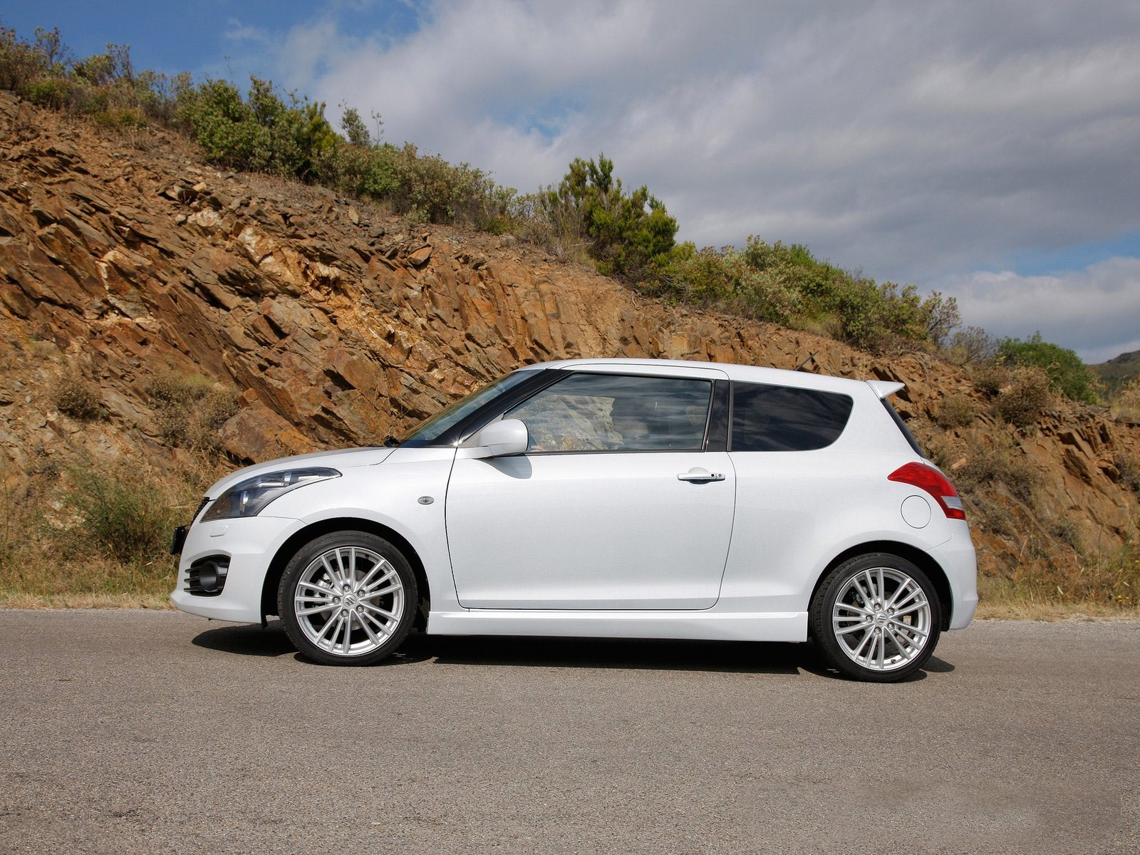Japanese car photos 2012 SUZUKI Swift Sport