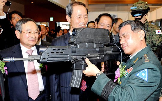 Defensa y Armas: Rifle de Asalto Daewoo K11 - (Corea del Sur)