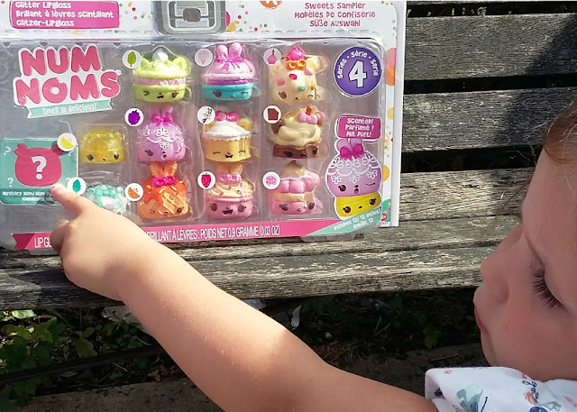 Num Noms Series 4 and Num Noms Lights Series 2.1 - Review | Red Rose Mummy