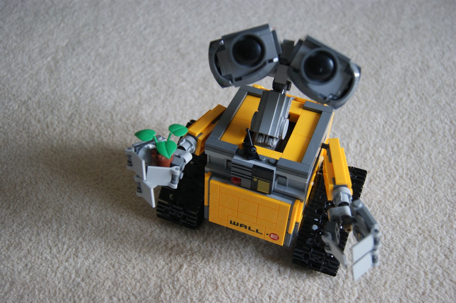 LEGO WALL-E... - Frills 'n' Spills