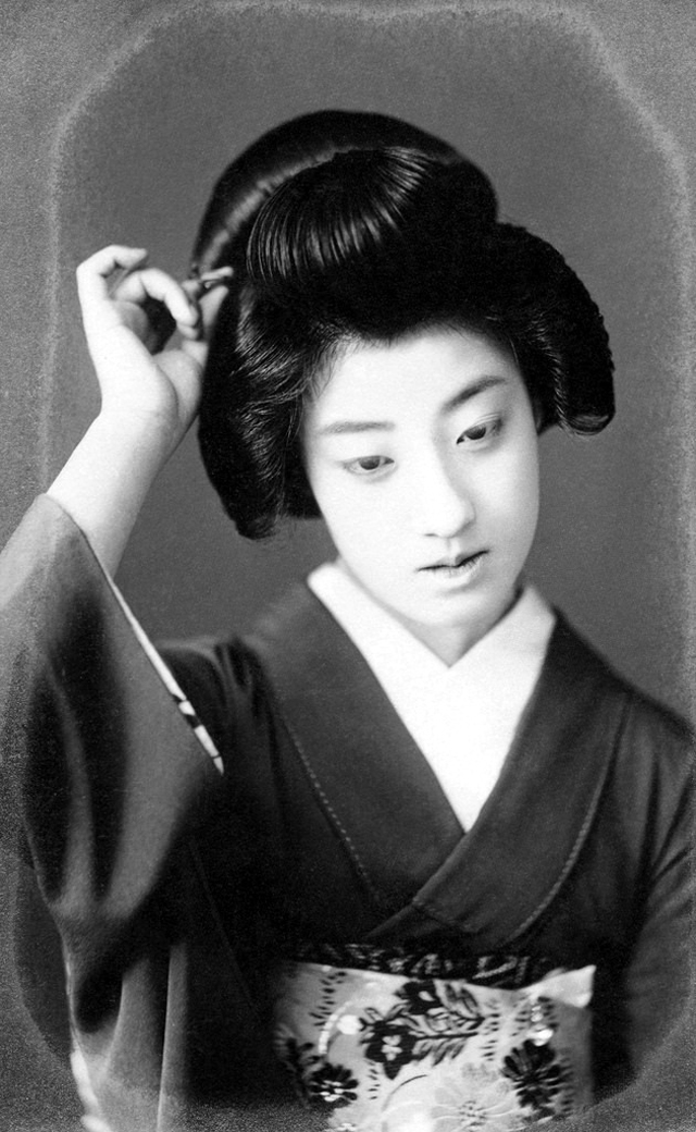 Shimada Hairstyle: The Lovely Traditional Hairdo of Japanese Women ...