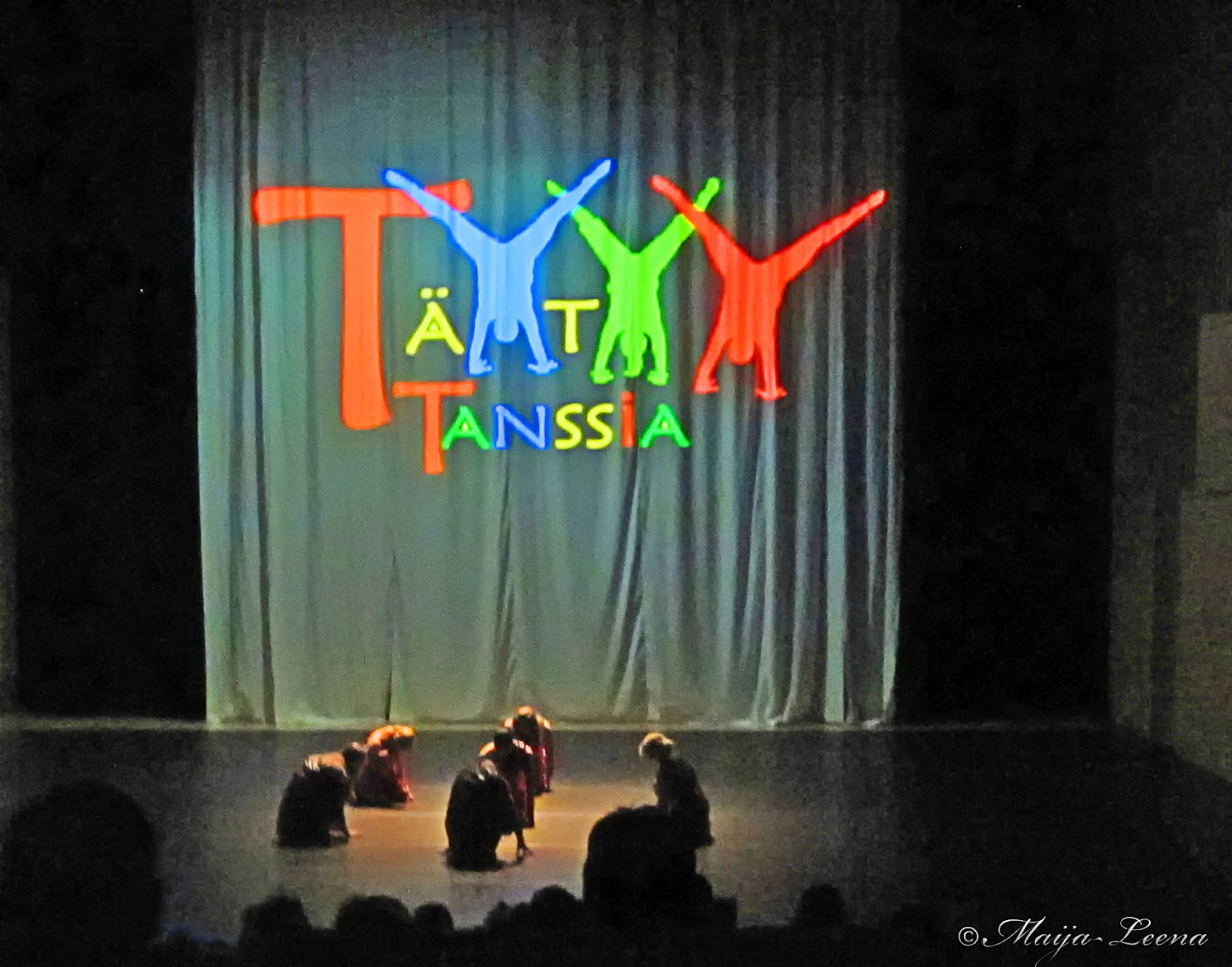 Eko-Kuvia: *Täytyy Tanssia*