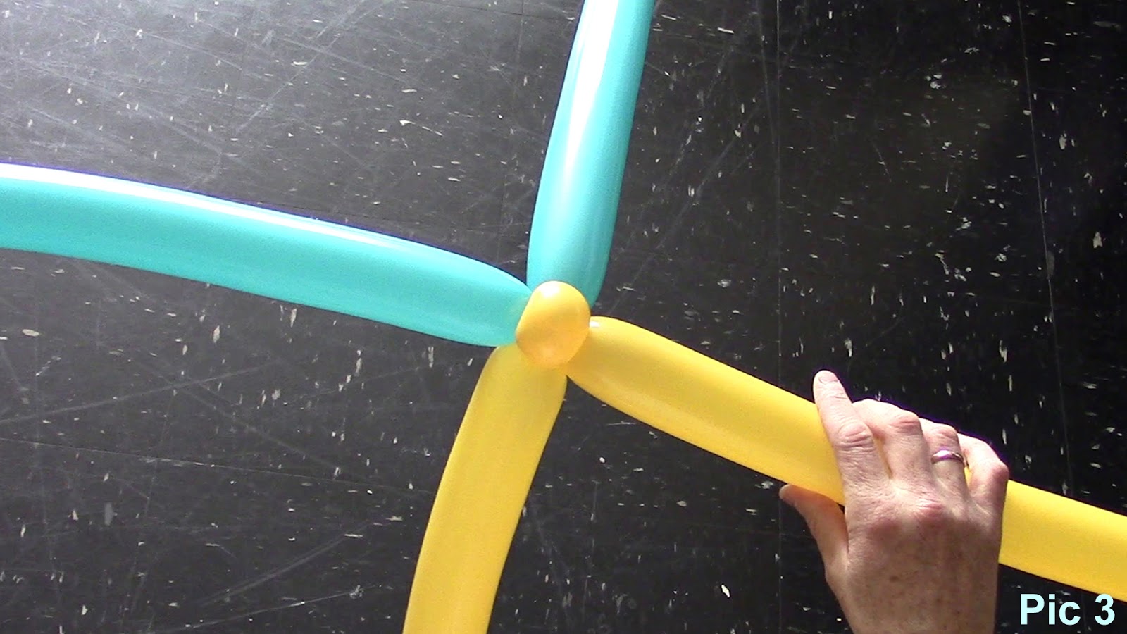 Balloon animals twisting instructions: Balloon scepter. Balloon wand