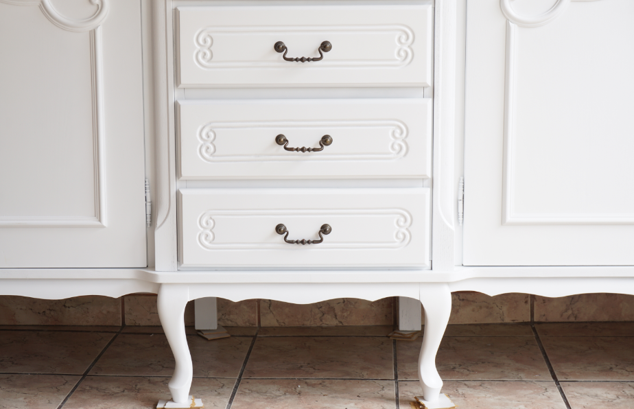 Modern Antyki: Biała szafa ludwikowska