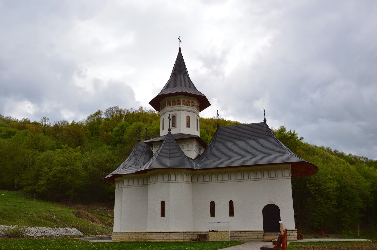 Dar!: Manastirea "Sfantul Ilie" Nuseni