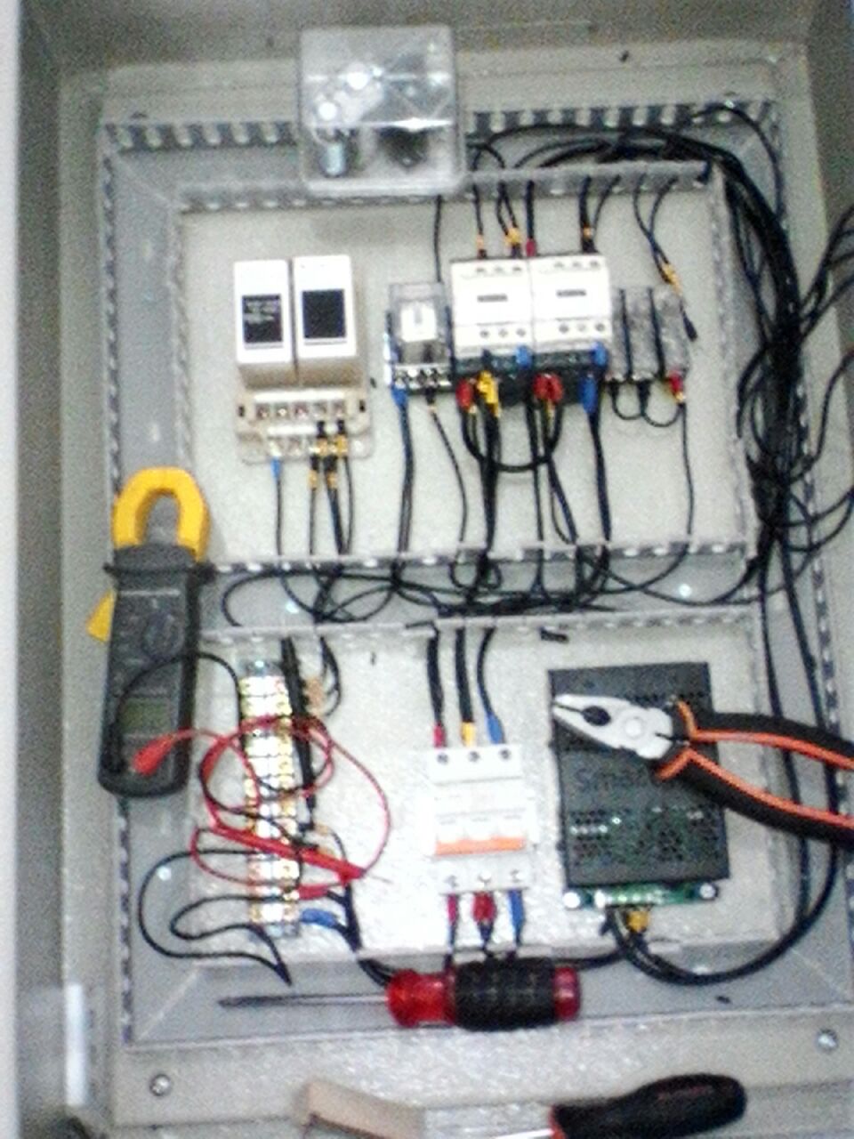 Spesialis pembuatan baru, pemasangan, dan perbaikan panel listrik