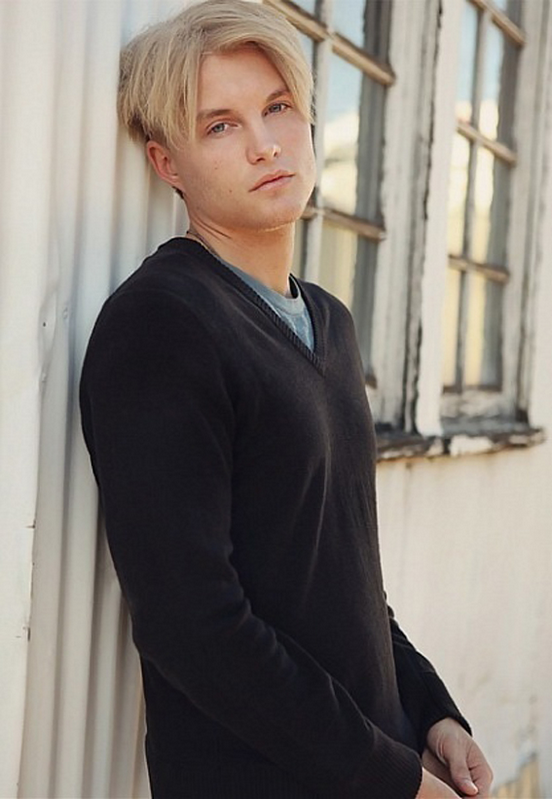 The Katniss Wall: Fotos: Toby Hemingway