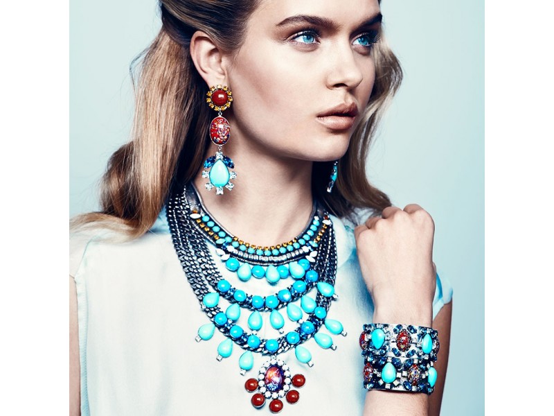 Charada : Maxi collares o babero, la era de las gargantillas