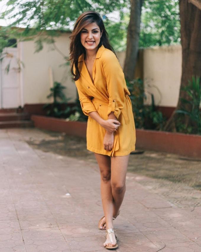 Indian Girl Rhea Chakraborty Long Legs Stills At Hindi Movie Jalebi ...