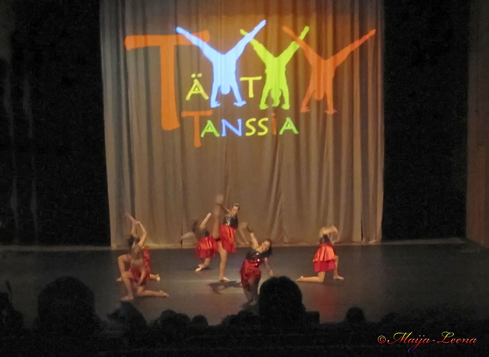 Eko-Kuvia: *Täytyy Tanssia*