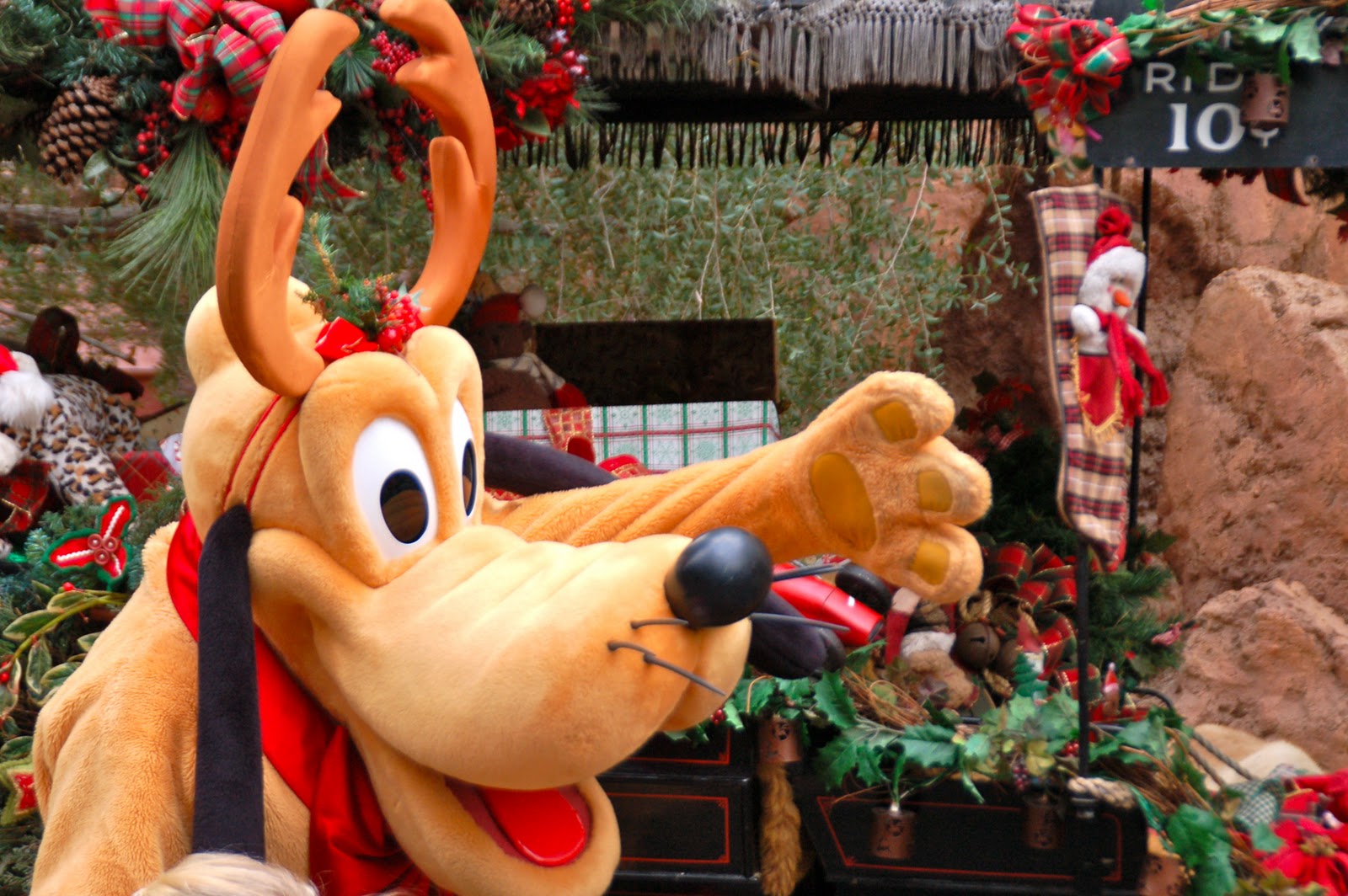 Disney Sisters: Pluto the Red-Nosed Reindeer