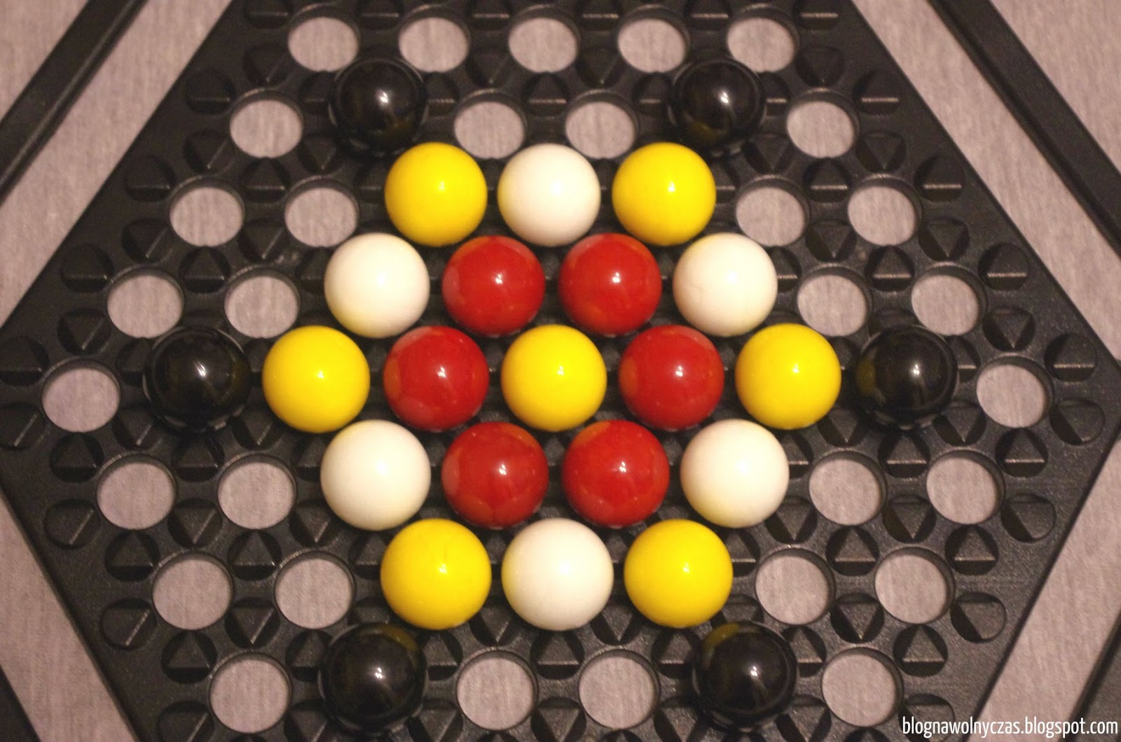 ABALONE QUATTRO: lecimy sobie w kulki - recenzja gry.