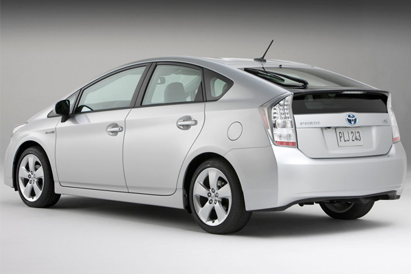 2012 Toyota Prius Alpha Hybrid Minivan | Automotive Sport