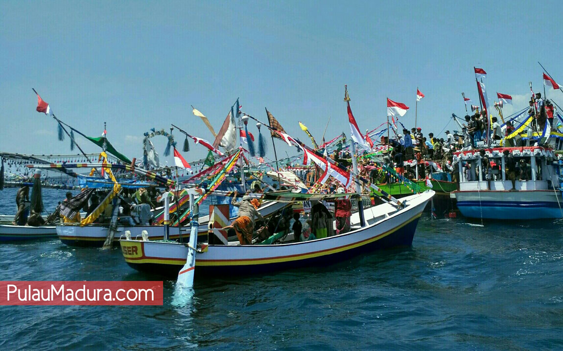 Melihat Tradisi Rokat Tase atau Petik Laut di Pulau Mandangin - Sampang ...