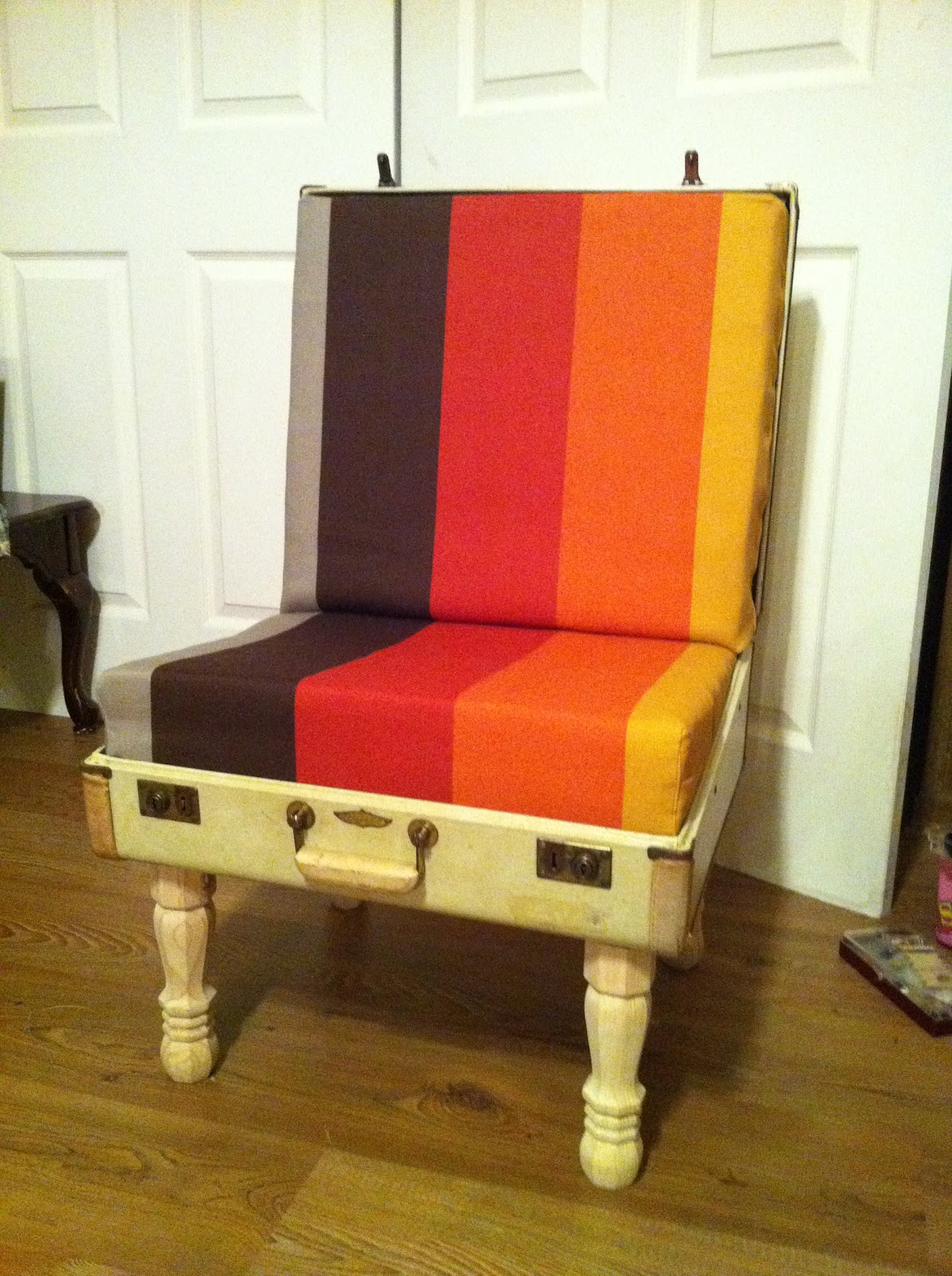 DIY Lizzie Ree: DIY Suitcase Chair!