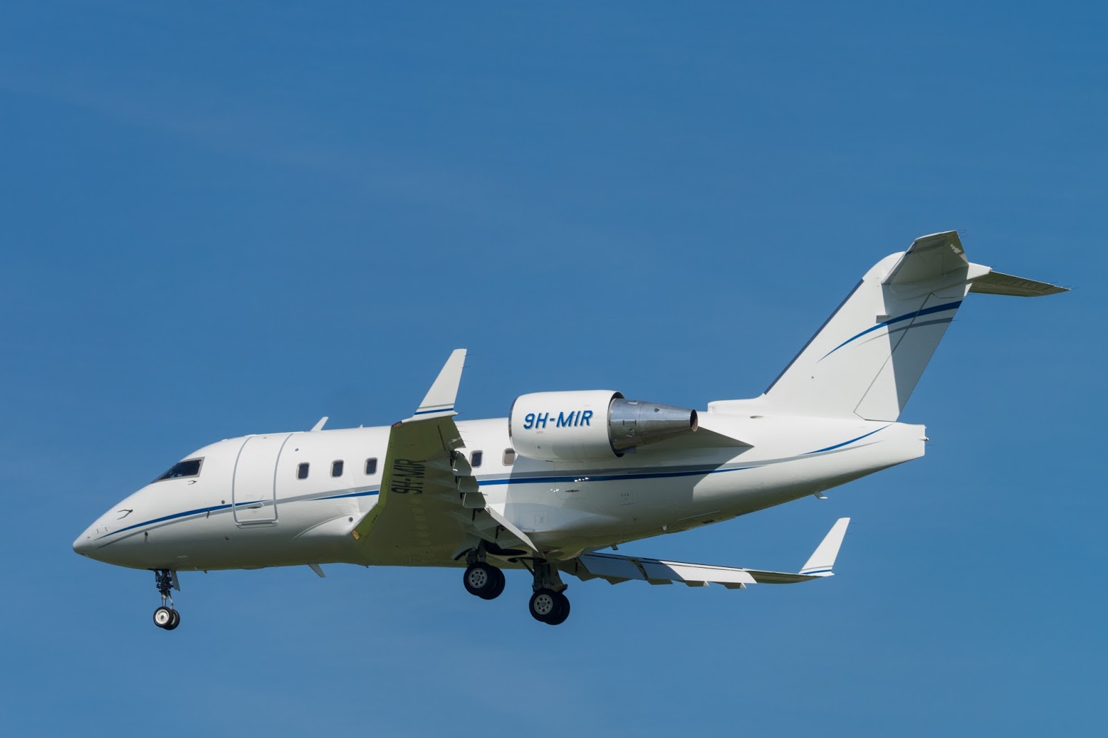 FLUGZEUGE Privatjets etc: 9H-MIR Canadair (Bombardier) CL-600-2B16 ...