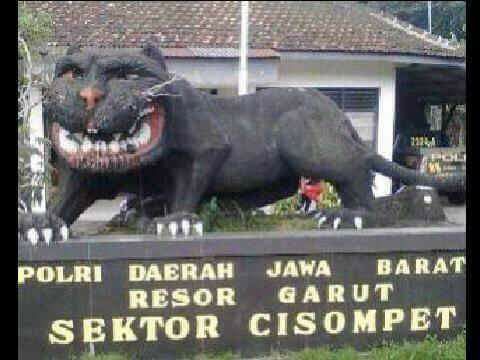 Kumpulan Meme Kocak Patung Macan Nyengir Yang Lagi Heboh | LIAT AJA