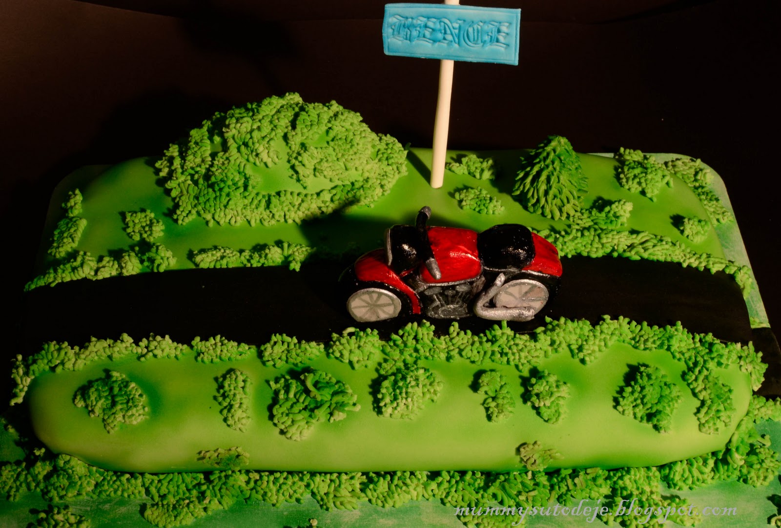Mammy Sütödéje: Piros motoros torta / Motor cake