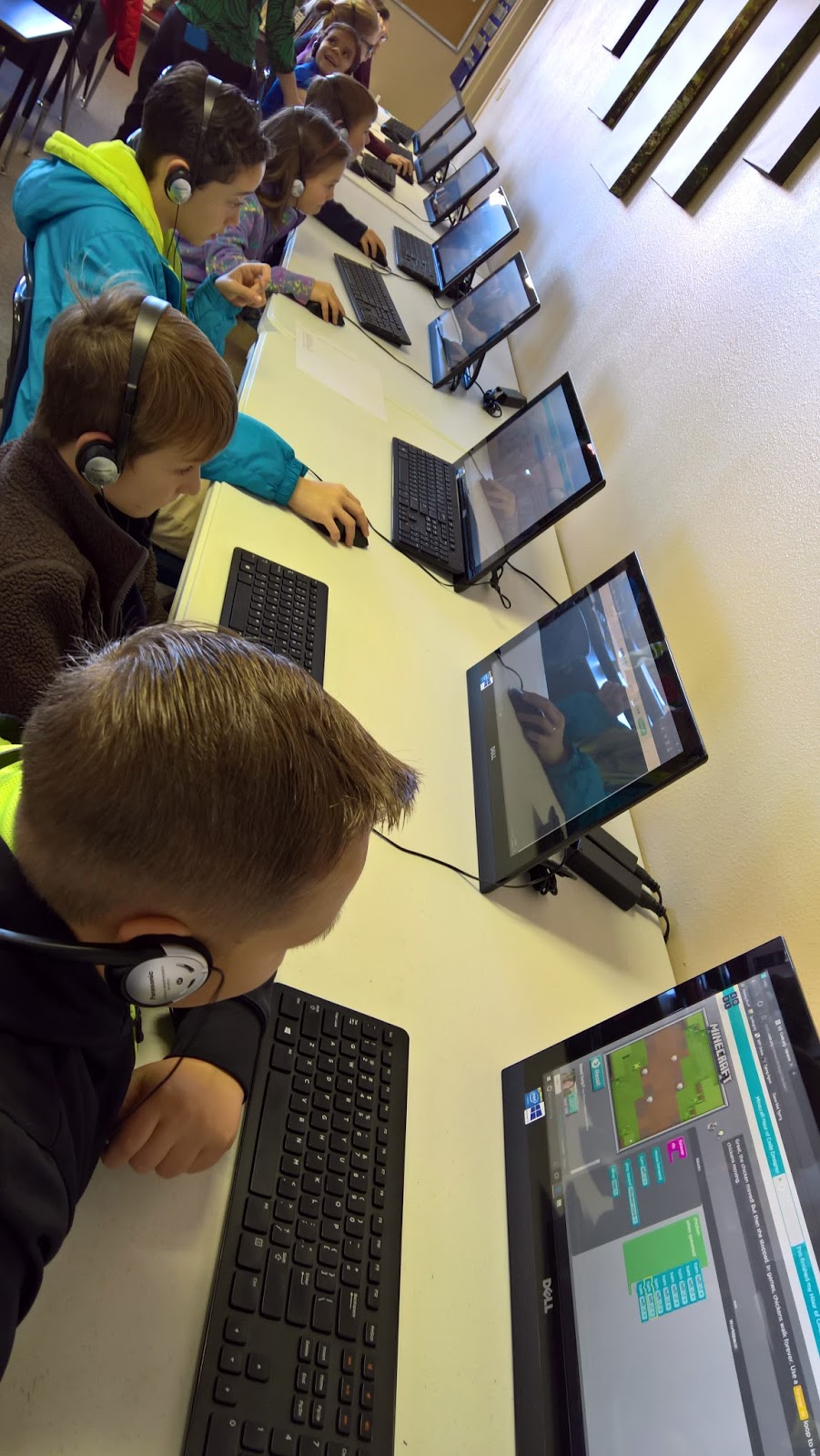 Velbis' Classroom: Hour of Code is Fun!