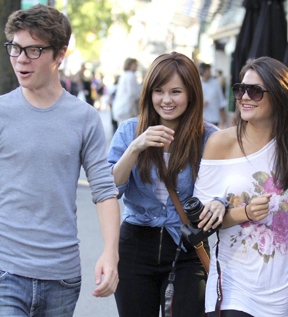 ♥ LetsGetGoddess: Debby Ryan almuerzo con amigos