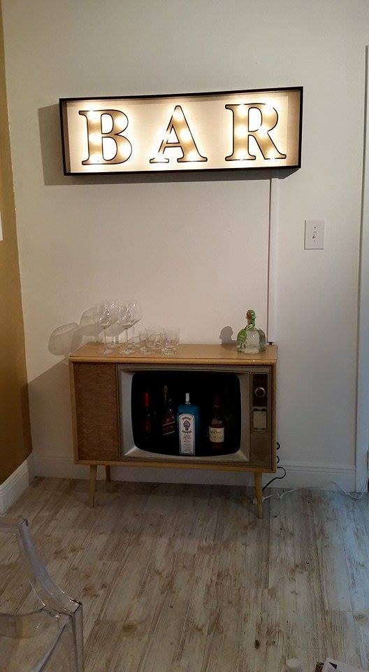 Tonisha Ramona: VINTAGE TV BAR