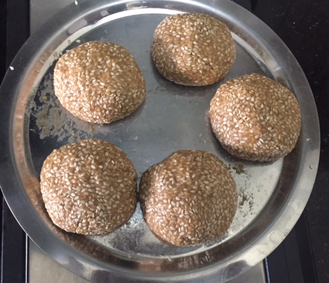 Shobha's Food Mazaa: TILGUL / TIL KE LADDOO / SANKRANTI SPECIAL