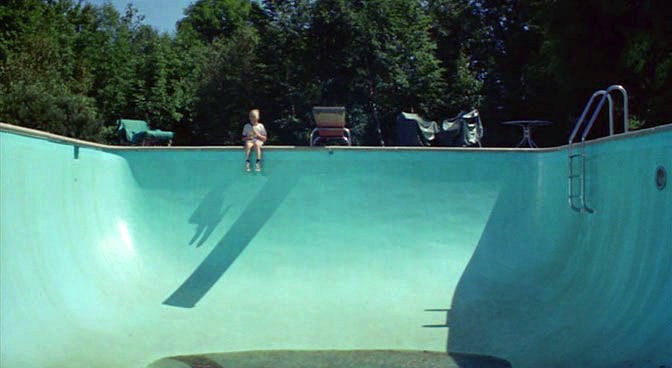 ECHO NOVEMBER ECHO: PISCINAS VACÍAS