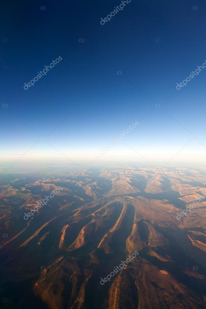 IL MONDO DIVISO: VOLARE NEL CIELO INFINITO.