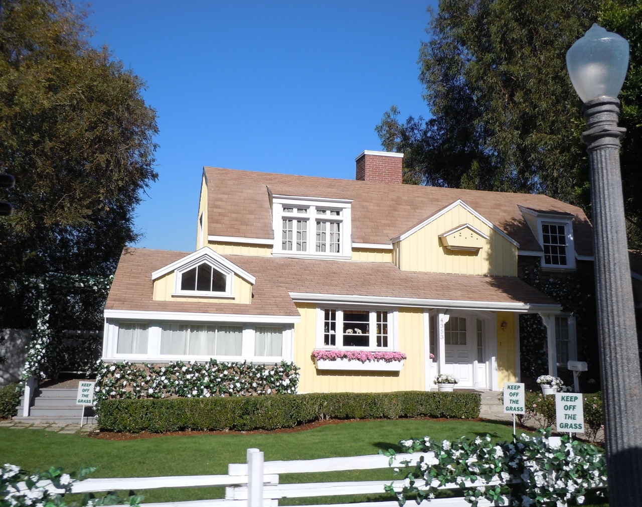 Hollywood Movie Costumes and Props: Desperate Housewives Wisteria Lane ...