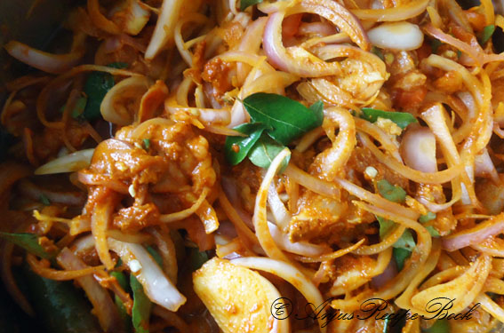 Anju's Recipe Book: Pidi (Kozhakatta/ Rice dumpling) and Chicken Curry